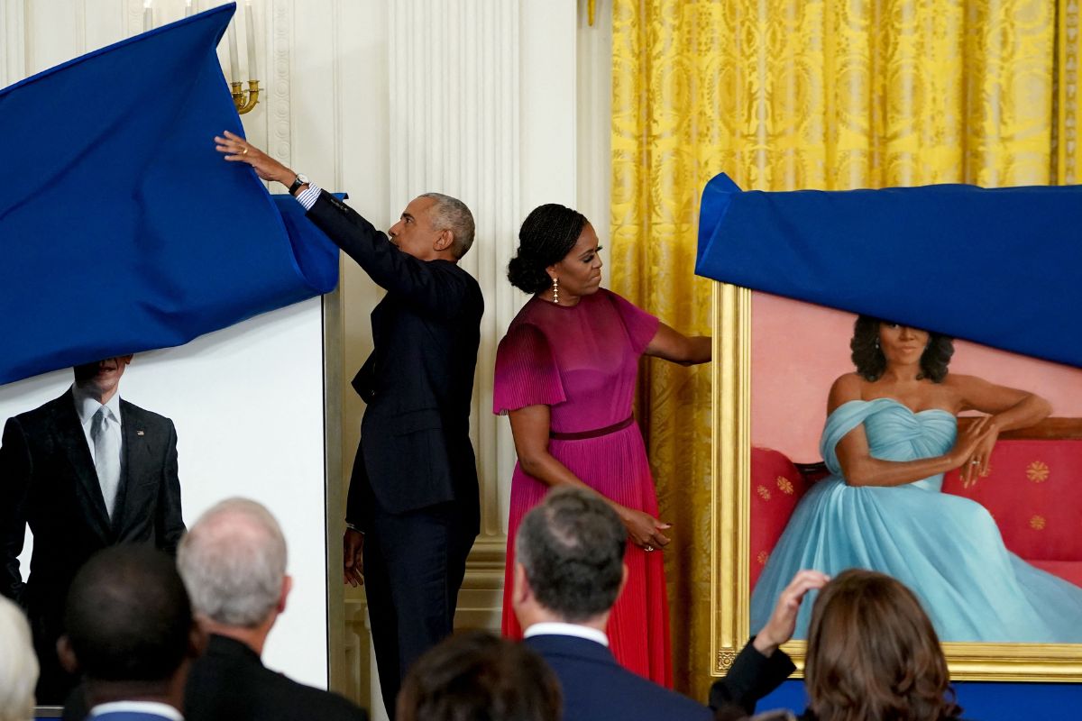Los Obama vuelven a la Casa Blanca, un lustro después revelan sus retratos oficiales - La Opinión