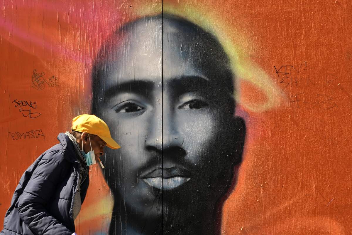 Un golpe al hip hop: el asesinato de Tupac - La Opinión