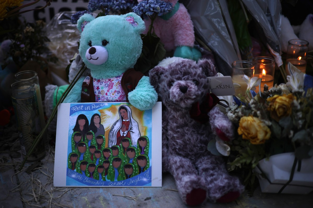 Sobreviviente de tiroteo en escuela de Detroit viaja a Uvalde y regala ...