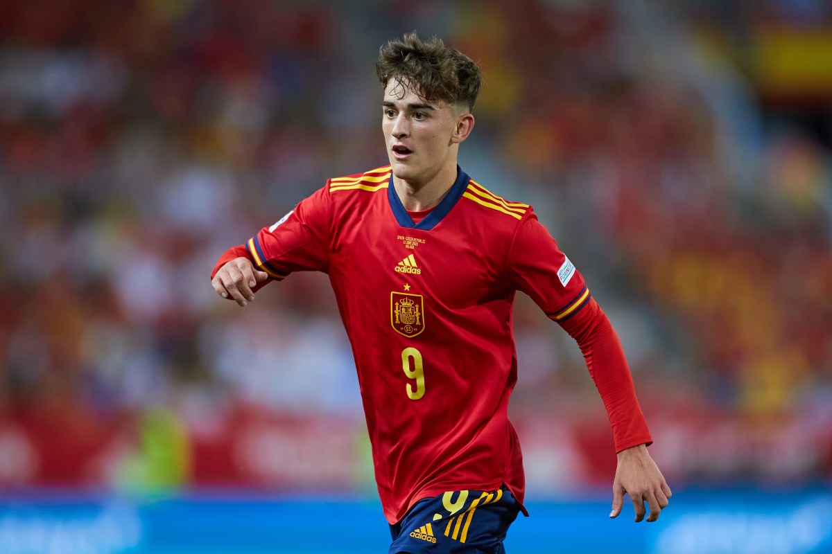 Gavi renovó su contrato con el FC Barcelona y una hermosa joven se las ...
