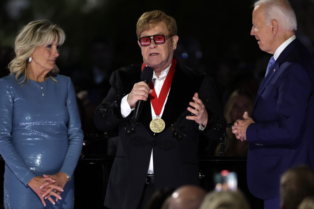 Biden sorprendió a Elton John al otorgarle la Medalla Nacional de Humanidades en la Casa Blanca ...