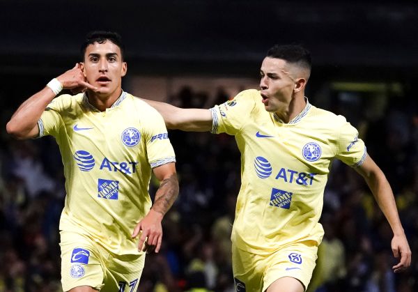 ¿Una seña para el Tata Martino? Alejandro Zendejas festejó el gol que ...