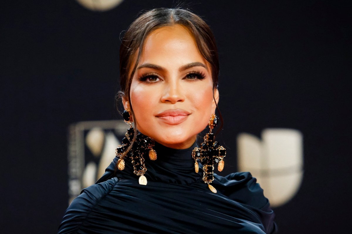 En sensual pose Natti Natasha se muestra inflando un globo - La Opinión