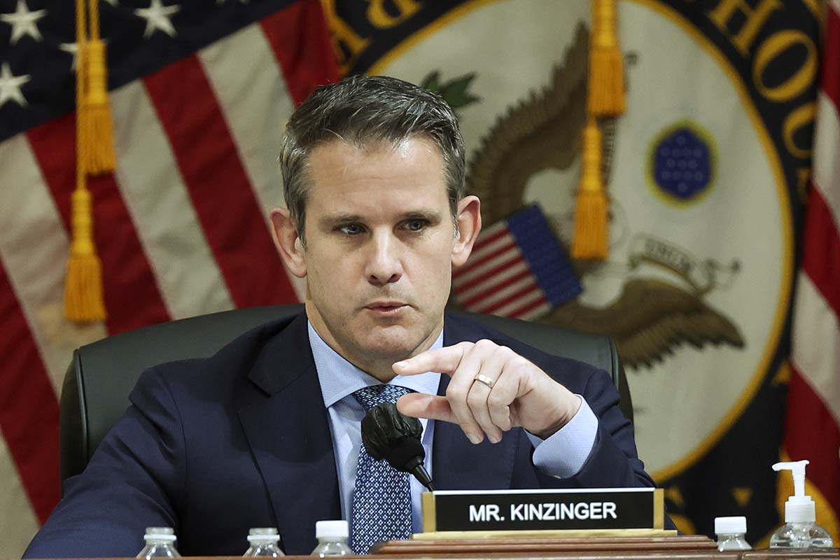Kinzinger asegura que existen inconsistencias en testimonios del ataque ...