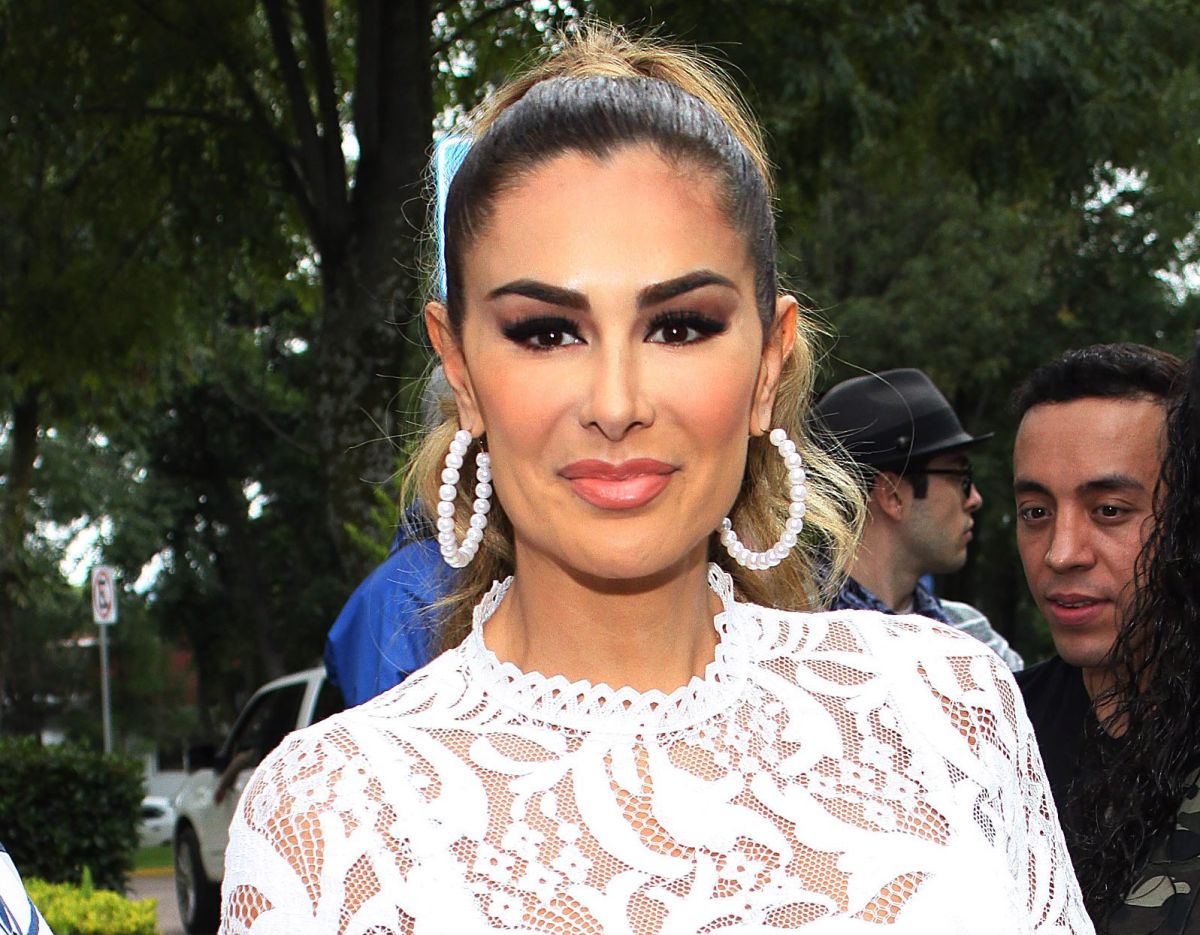 Ninel Conde se luce con sugerentes trajes de baño mientras pasea a ...