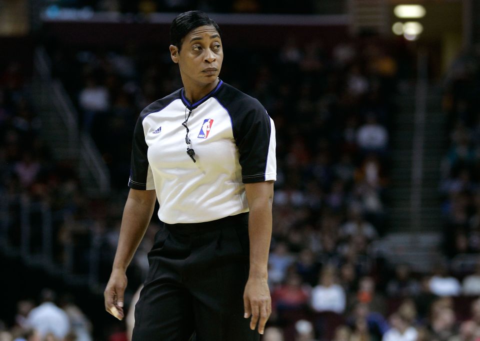 Violet Palmer, la primera mujer en arbitrar en la NBA - La Opinión