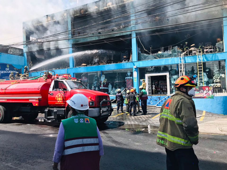 VIDEO: Fuerte incendio en comercio “Galerías El Triunfo” colapsa el sur ...