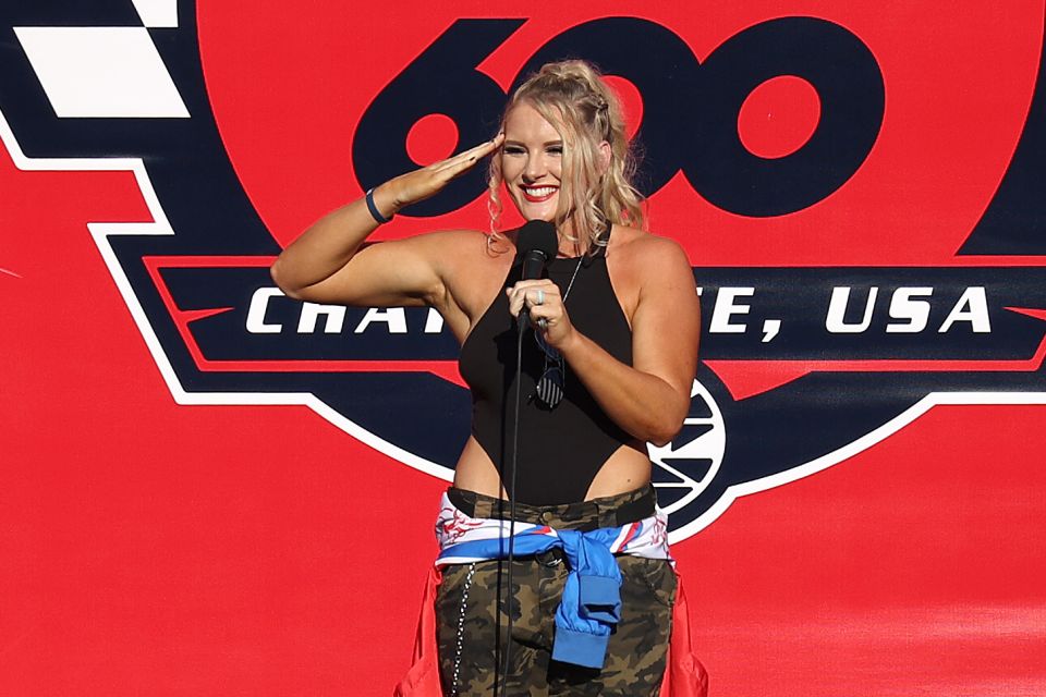 Luchadora Lacey Evans bromea con los fanáticos sobre presunta cuenta de ...