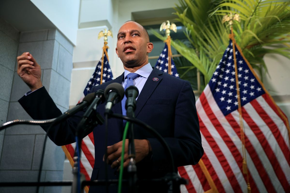 Nuevo líder demócrata en la Cámara, Hakeem Jeffries, apoya ley para ...