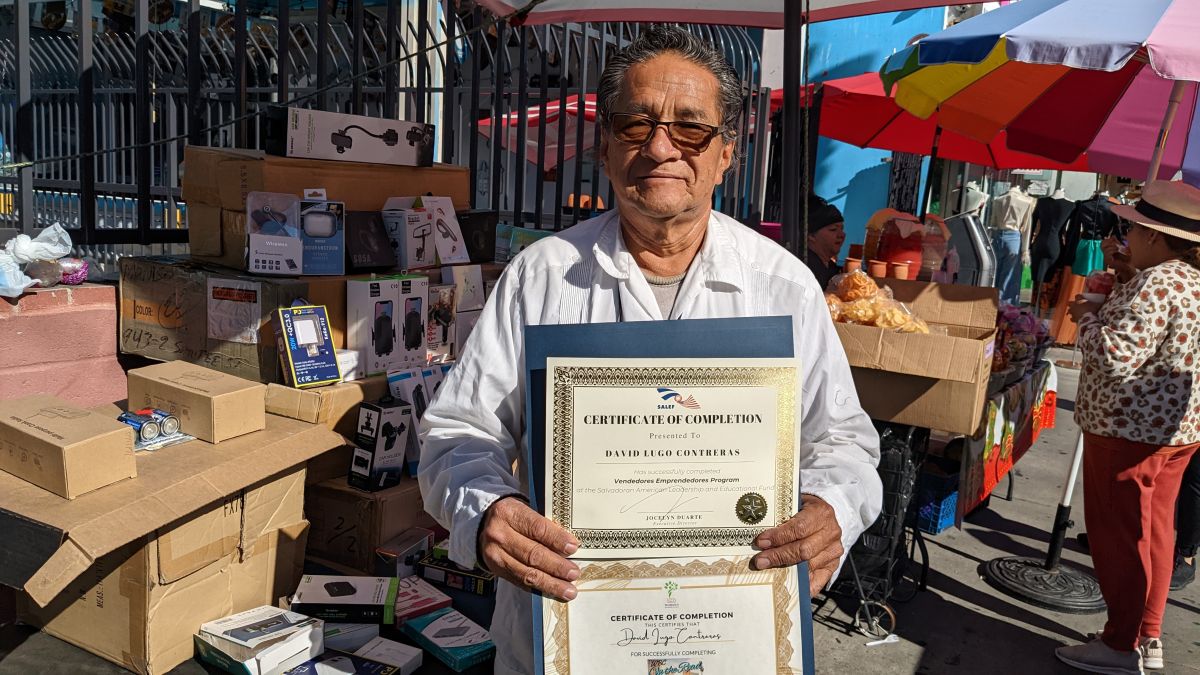 David Lugo es un orgulloso vendedor ambulante a sus 70 años - La Opinión