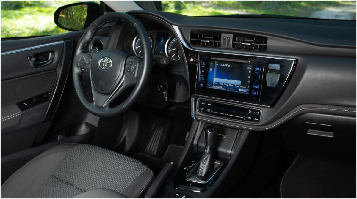 Razones por las que el tablero de tu vehículo hace ruido cuando el auto ...