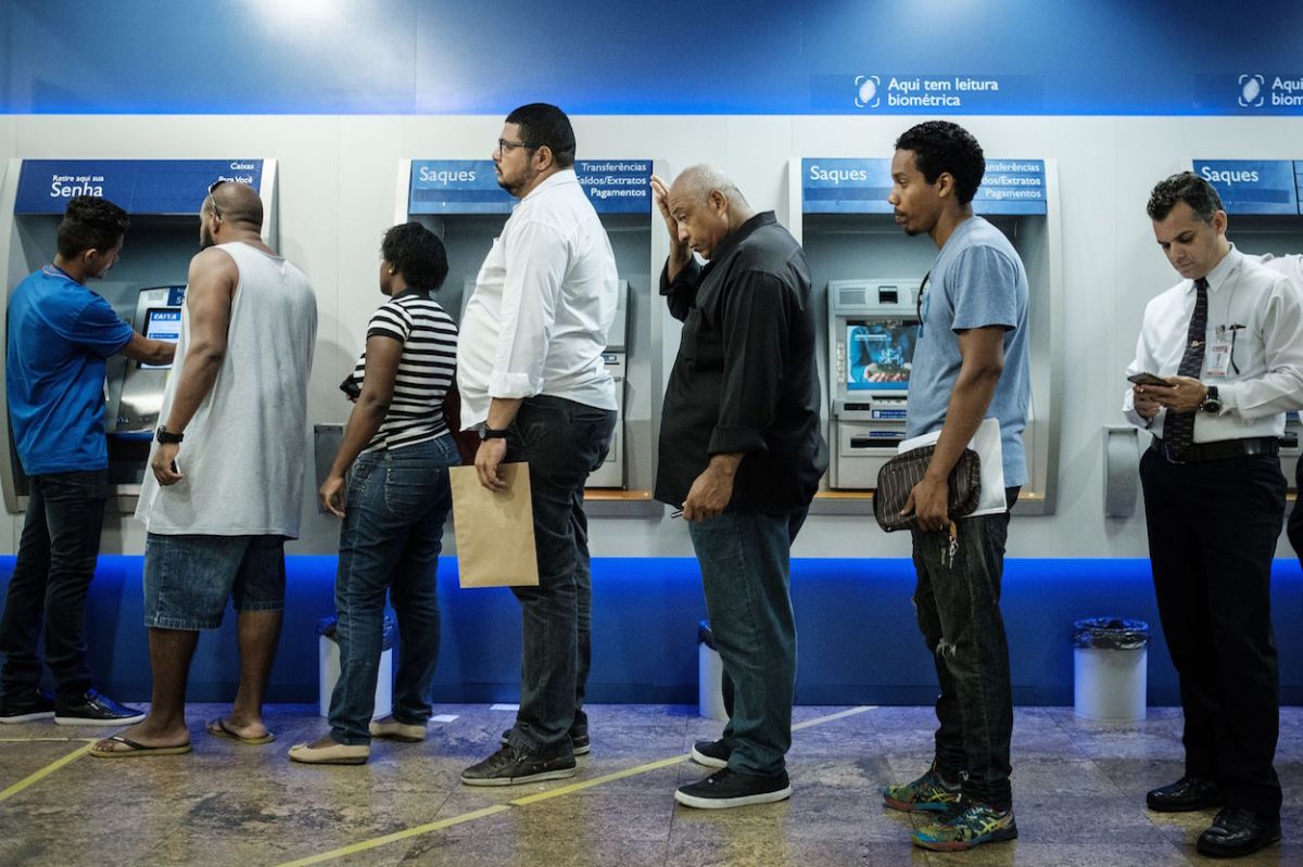 VIDEO: Usuarios de banco ‘echan aire’ a cajero automático para que les ...