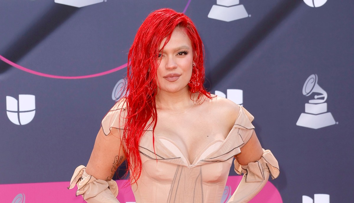 Karol G presume sus curvas al usar un minivestido negro con transparencias - La Opinión