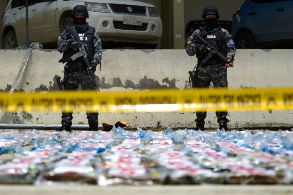 ¿Debe Estados Unidos ayudar a combatir el narcotráfico en América Latina? - La Opinión
