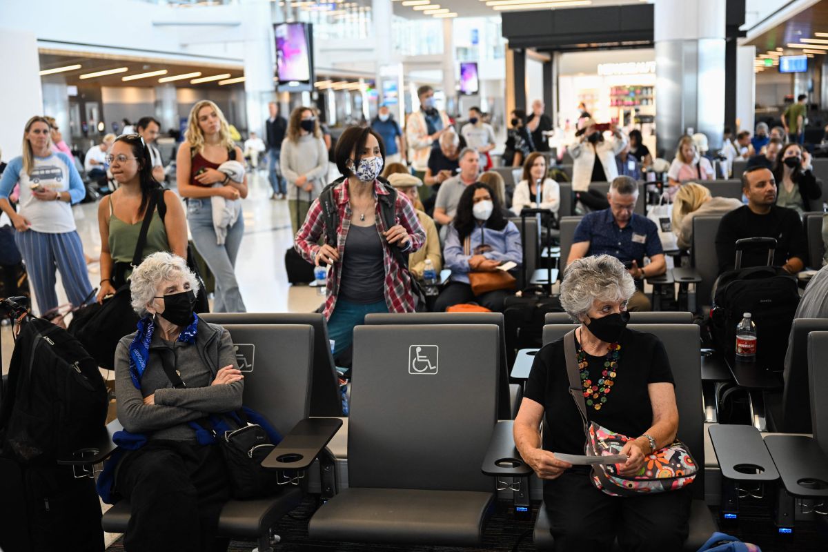 Miles De Viajeros En El Aeropuerto Internacional De Los Ángeles Son