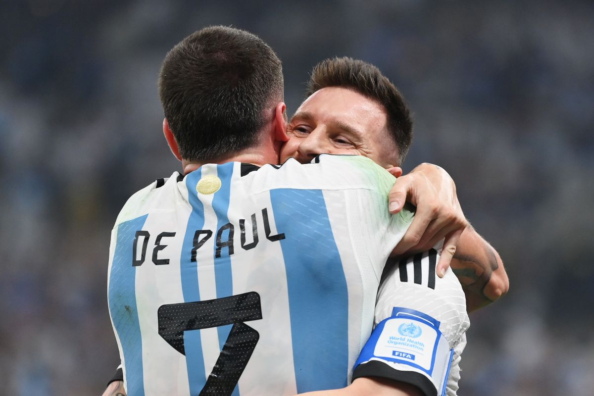 Messi casi besa en la boca a Rodrigo De Paul en los festejos tras ganar ...
