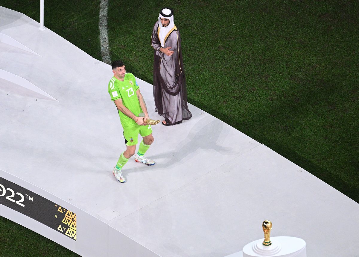 Emiliano 'Dibu' Martínez hizo un obsceno gesto tras recibir el 'Guante de Oro' del Mundial de ...