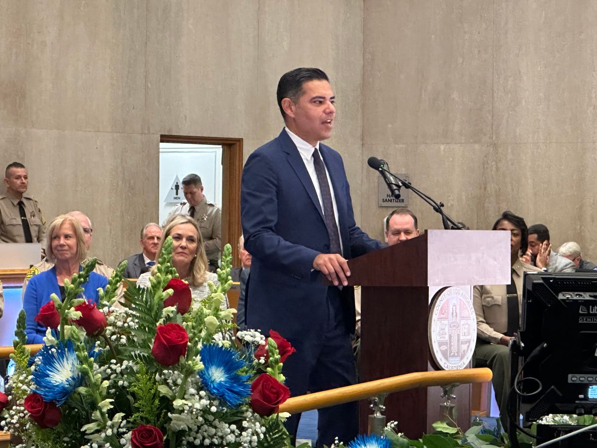 Robert G. Luna presta juramento como sheriff del condado de Los Ángeles ...