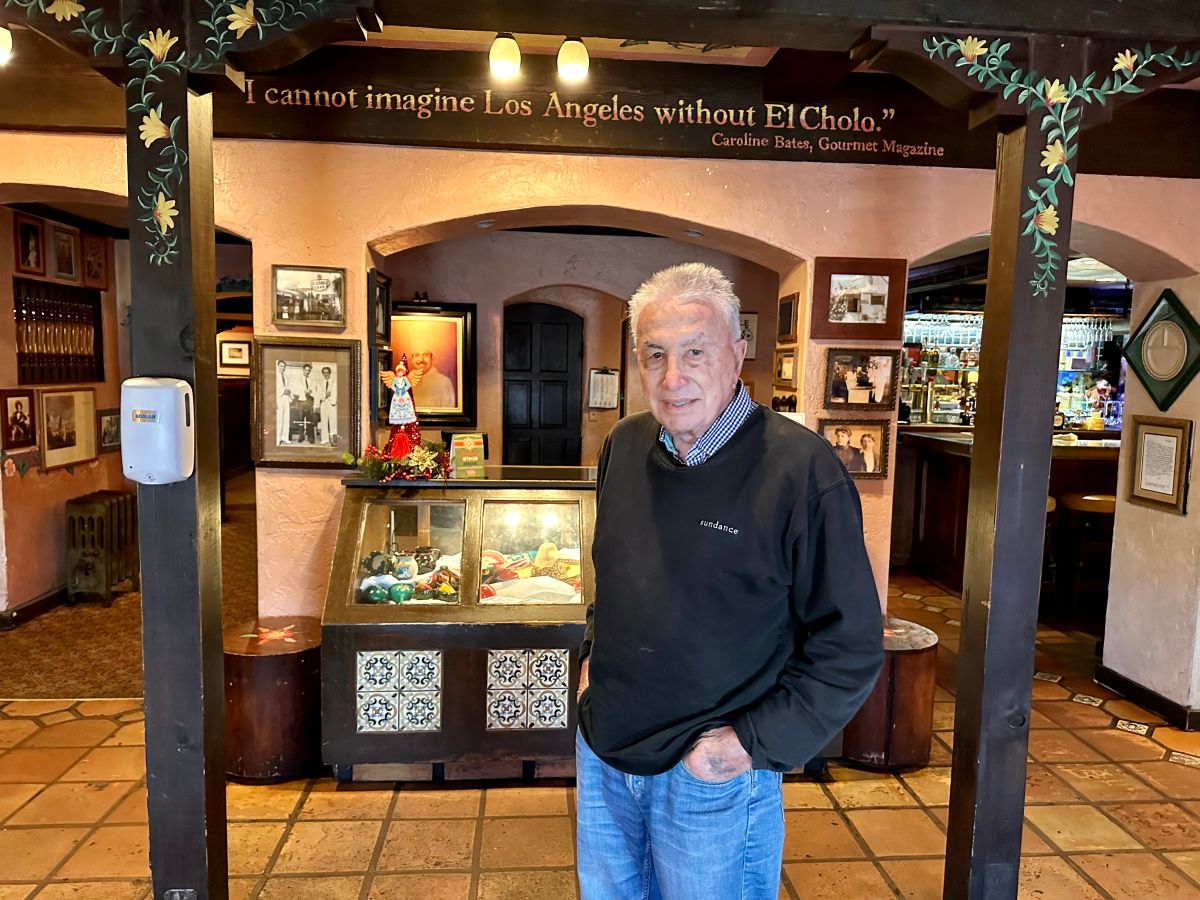 ‘El Cholo’: un siglo de servir comida mexicana en Los Ángeles - La Opinión