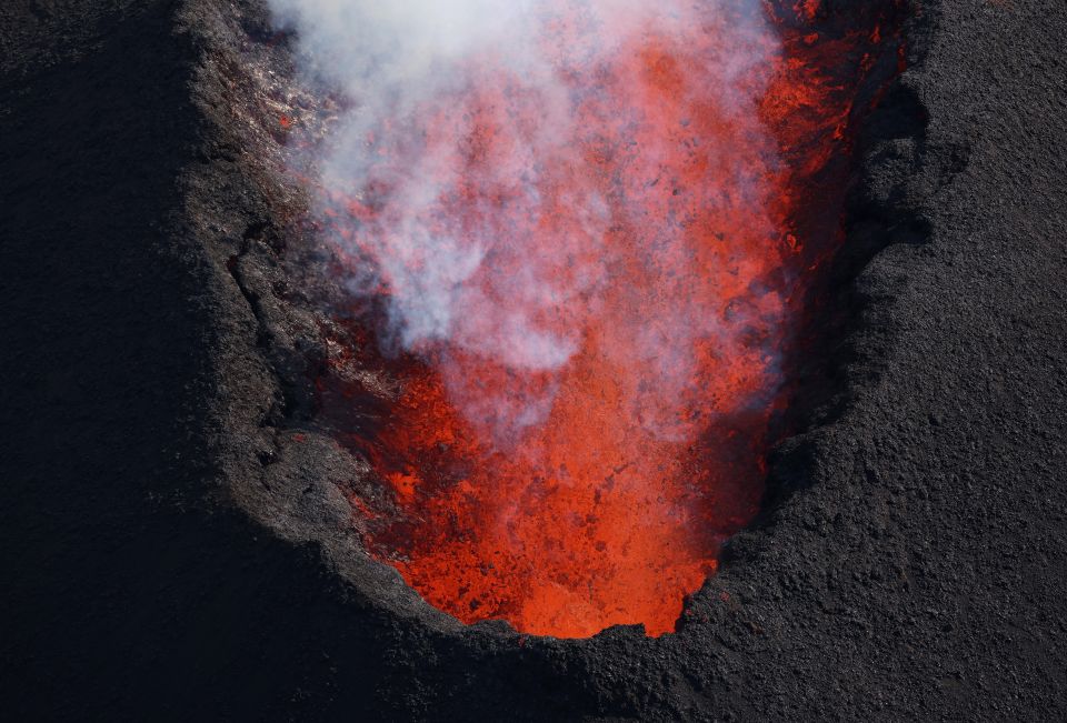 Imágenes satelitales muestran al volcán Mauna Loa arrojando lava, cenizas y gas vistas desde el ...