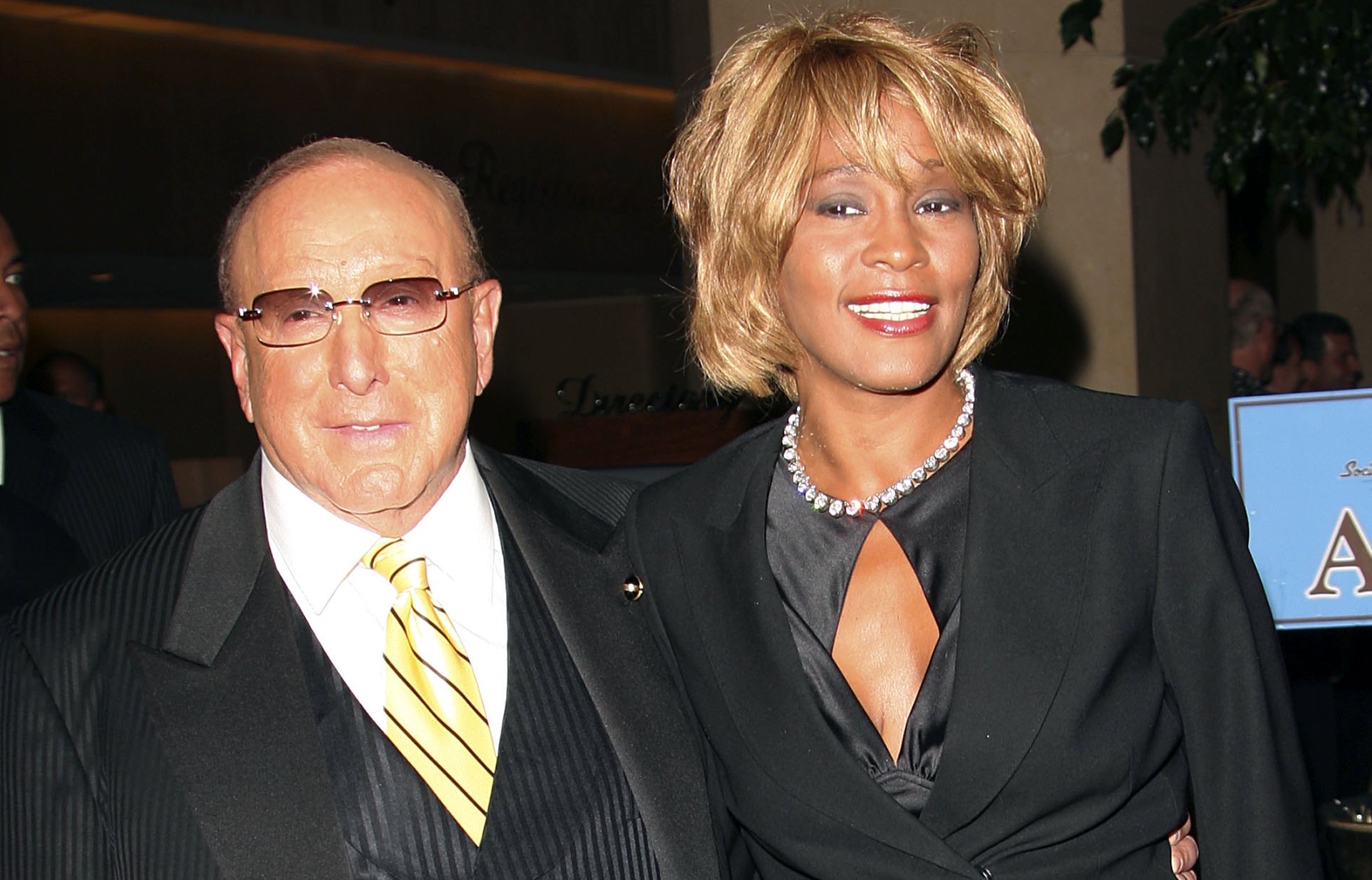 Clive Davis habla del romance de Whitney Houston con la asistente Robyn ...