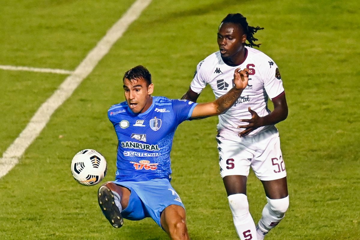 El delantero mexicano Isaac Acuña refuerza un equipo grande de ...