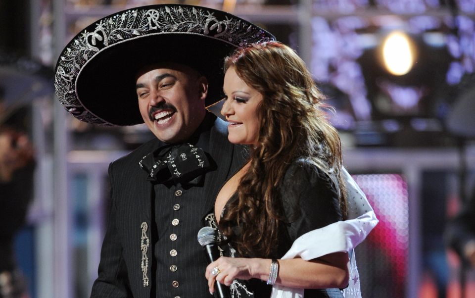 Lupillo Rivera rompe en llanto en el escenario al recordar a su hermana ...