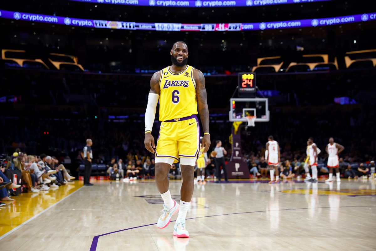 Un novato le recuerda a LeBron James que debutó contra su padre y este ...