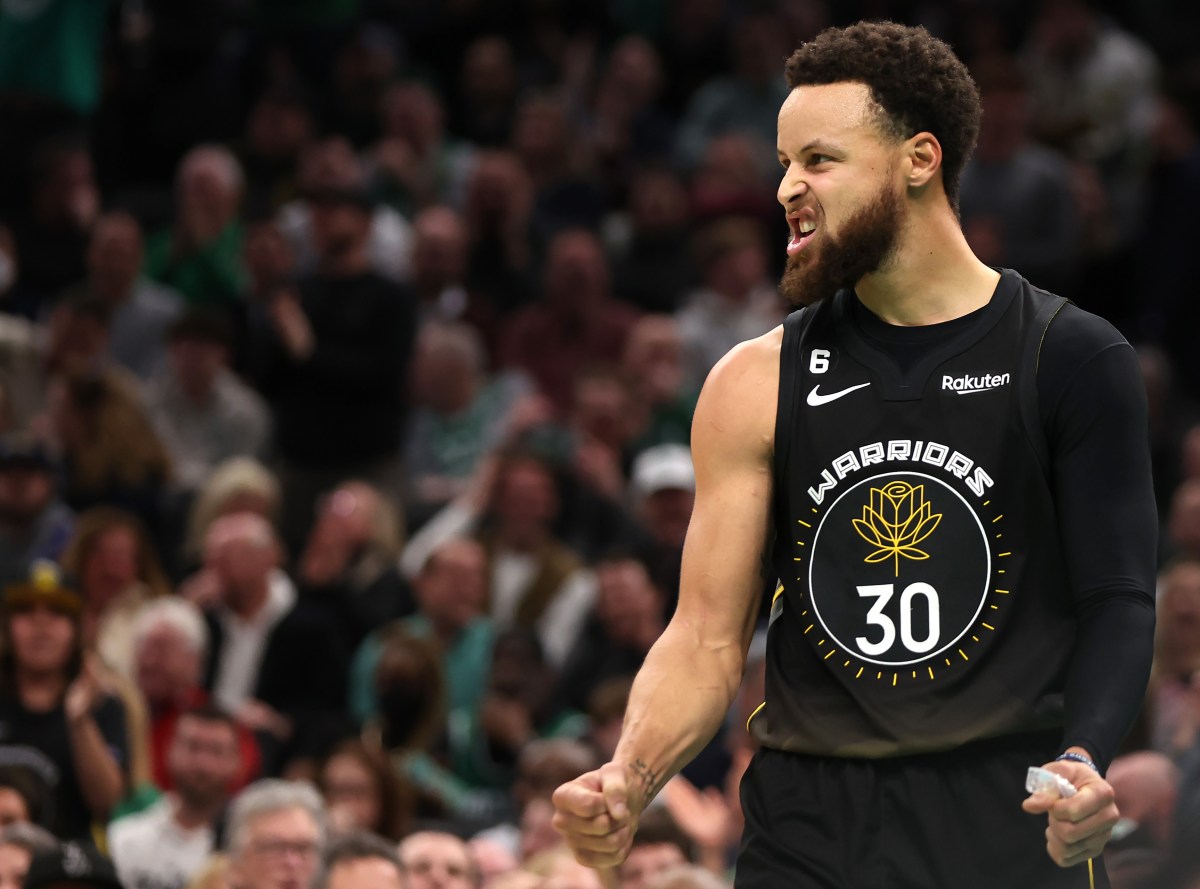 Stephen Curry convierte un triple contra reloj y desde la mitad de la ...