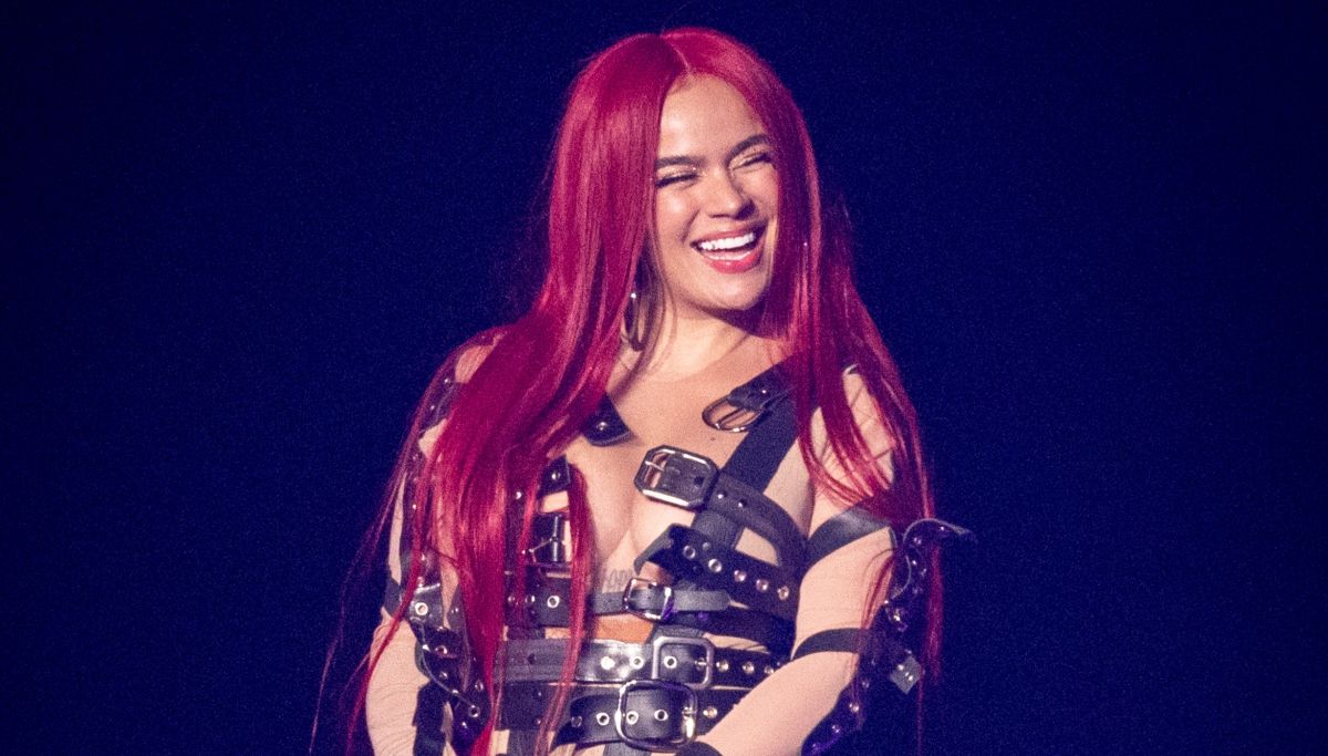 Usando un minúsculo sostén rosa Karol G presume sus atributos al posar muy sexy - La Opinión