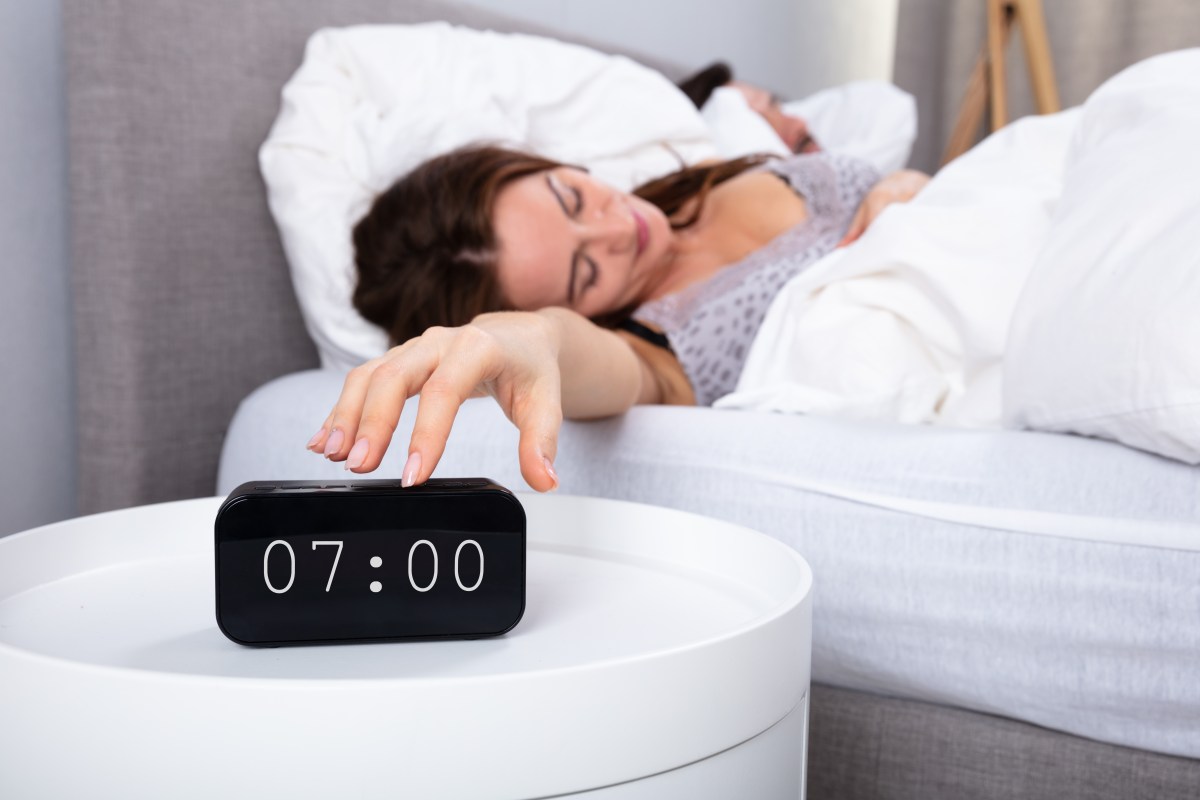 Por qué no debemos posponer la alarma en las mañanas - La Opinión