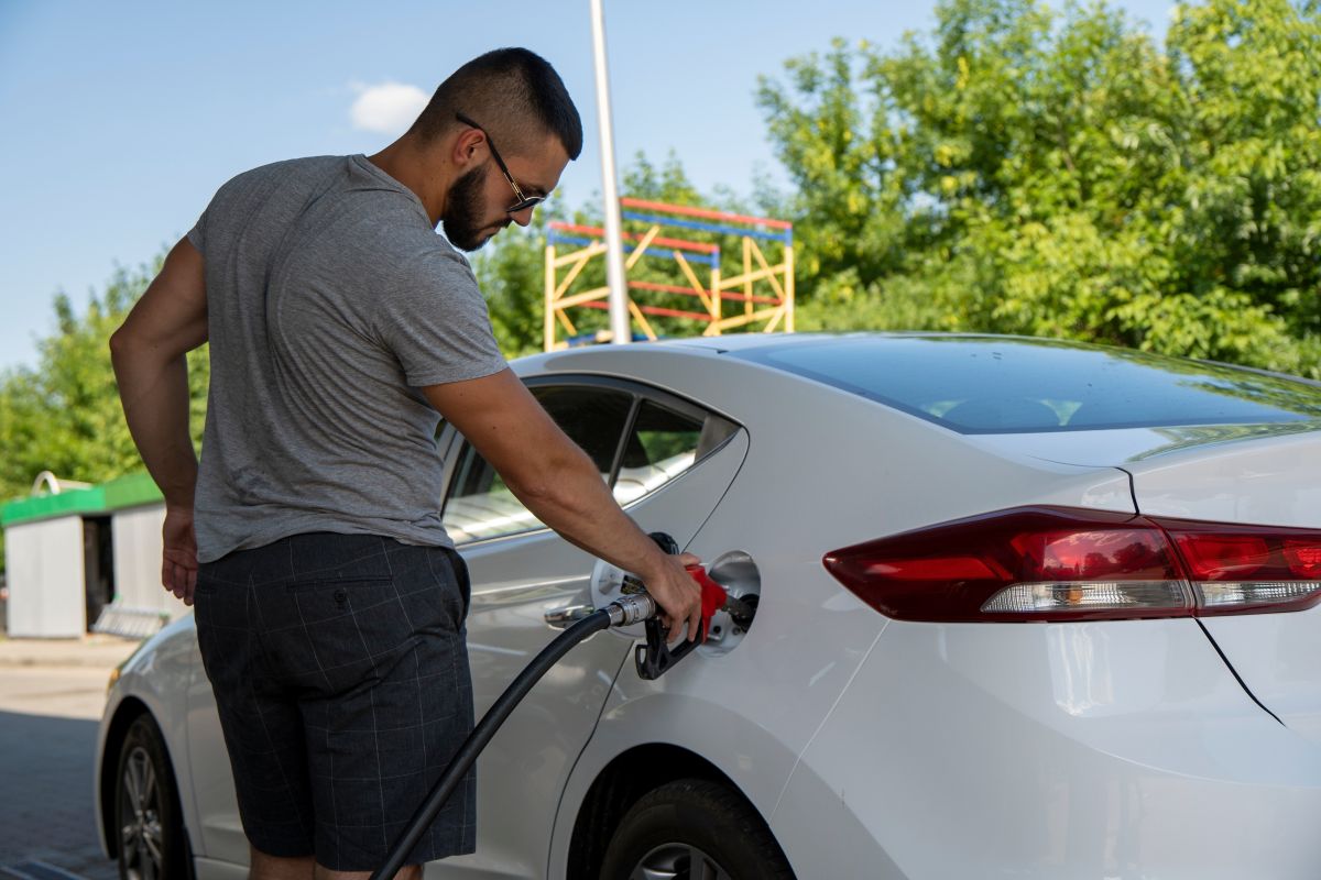Cómo optimizar el consumo de combustible de tu auto - La Opinión