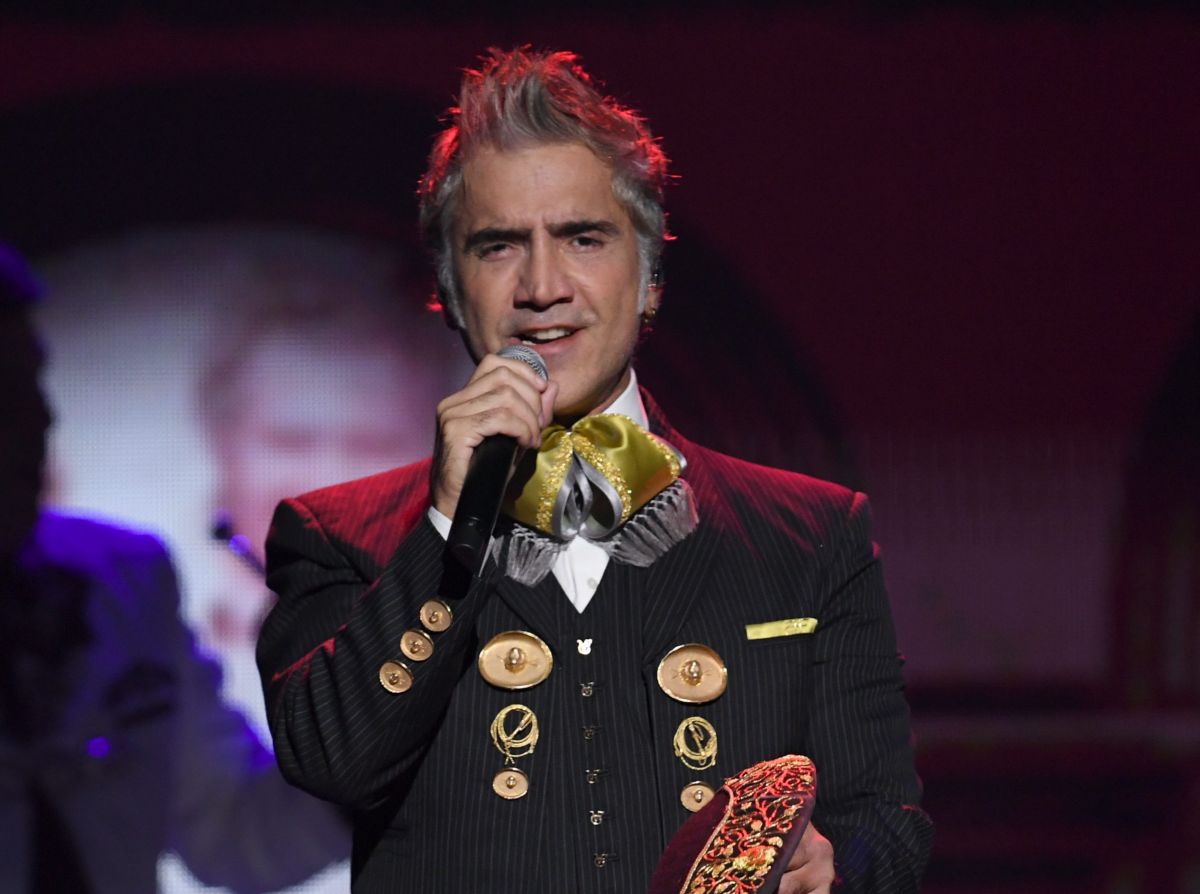 Alejandro Fernández acepta que se le “pasaron las cucharadas” en pleno ...