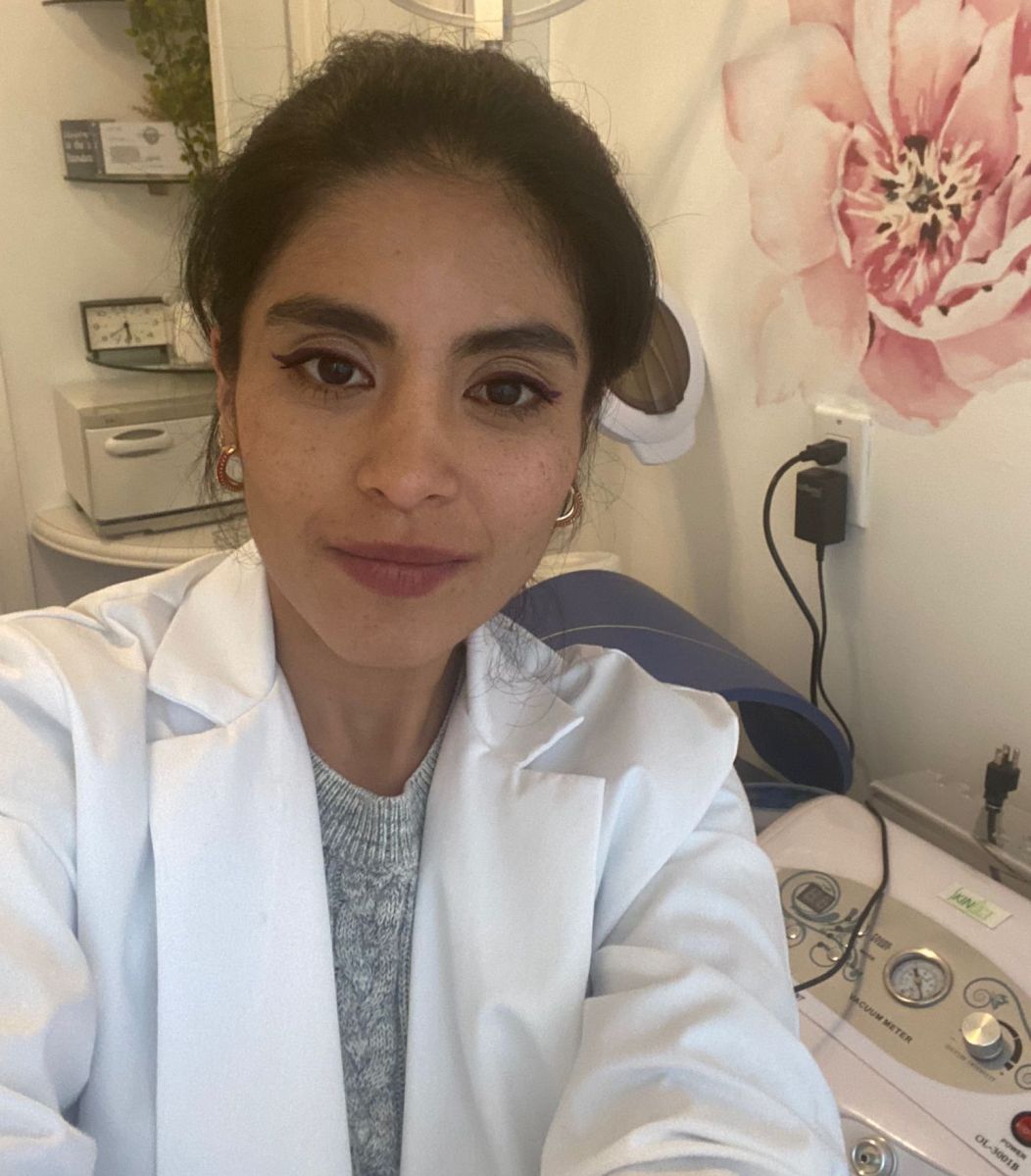 Salvadoreña en la lucha por salir adelante con su negocio de cuidado de ...