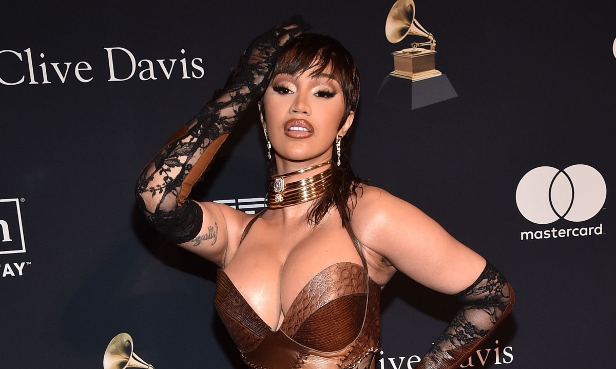 Cardi B se deja ver en topless mientras arreglan su cabello - La Opinión