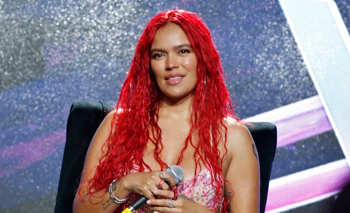 Karol G presume sus atributos usando un minúsculo sostén negro - La Opinión