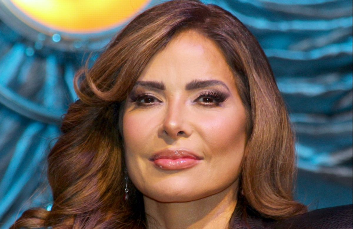 Gloria Trevi se cae en pleno escenario y sus admiradores aplauden su ...