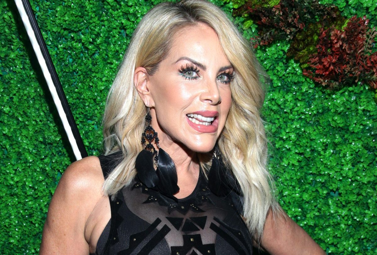 Lorena Herrera se pasea por la playa con arriesgado vestido ...