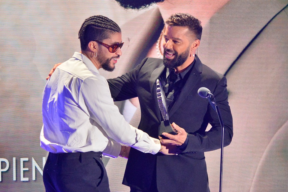 Bad Bunny recibe un GLAAD Award de manos de Ricky Martin y en apoyo a ...