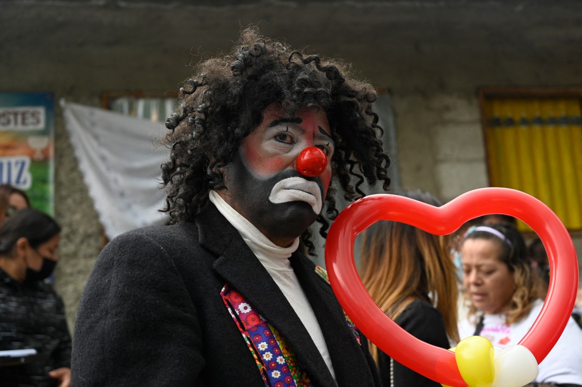VIDEO: Payaso es contratado para dar show en velorio de un niño, llora ...