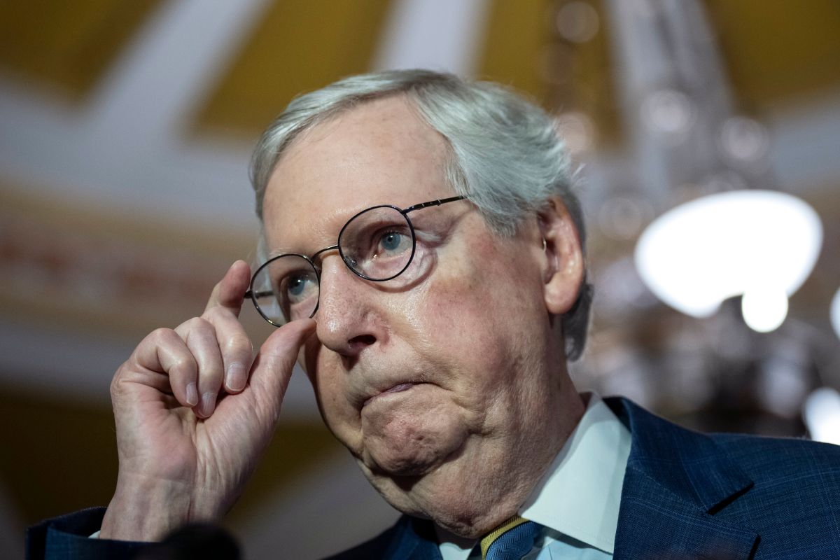 El líder republicano del Senado Mitch McConnell fue hospitalizado tras ...