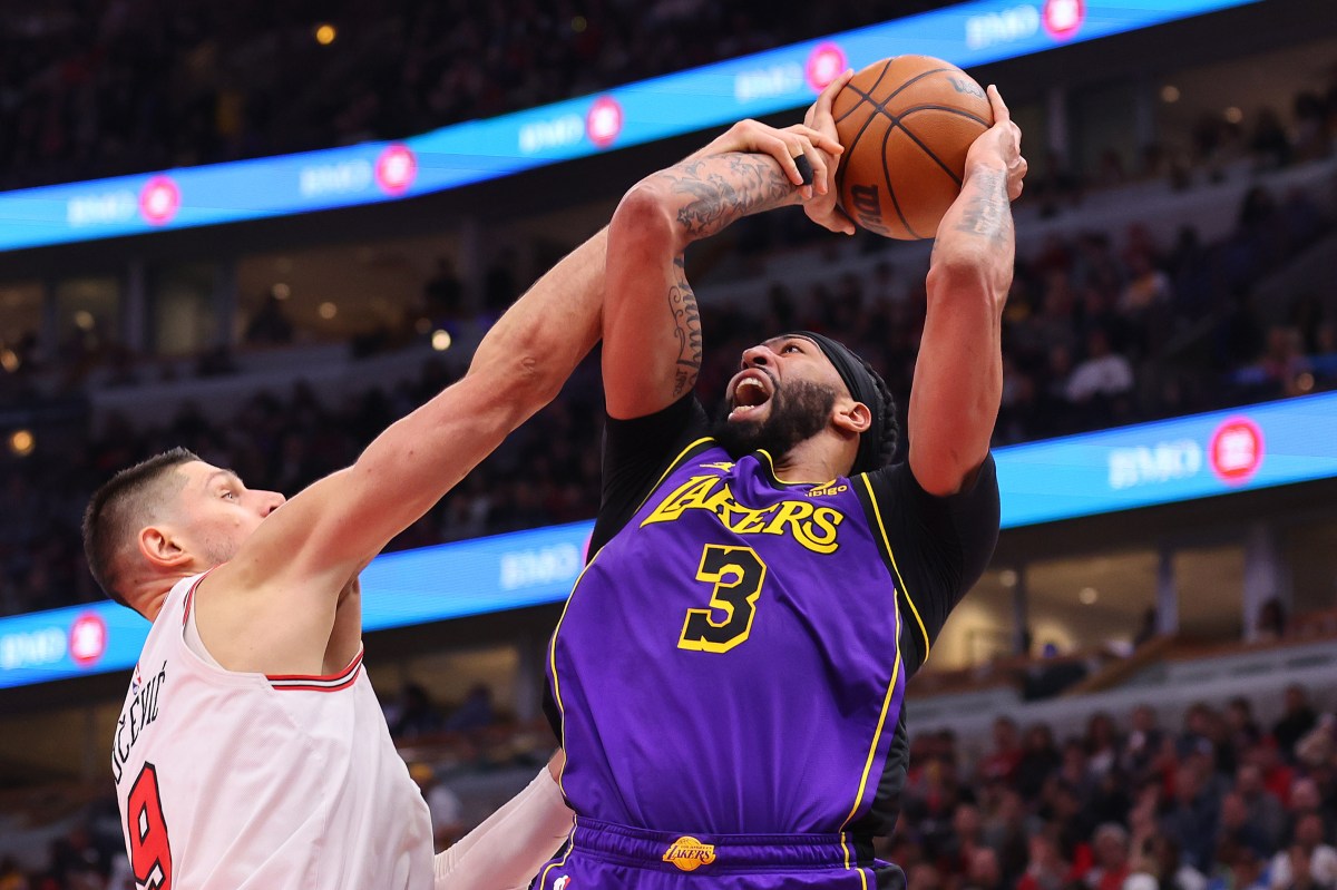 Anthony Davis recibió un duro golpe en los testículos en victoria de ...