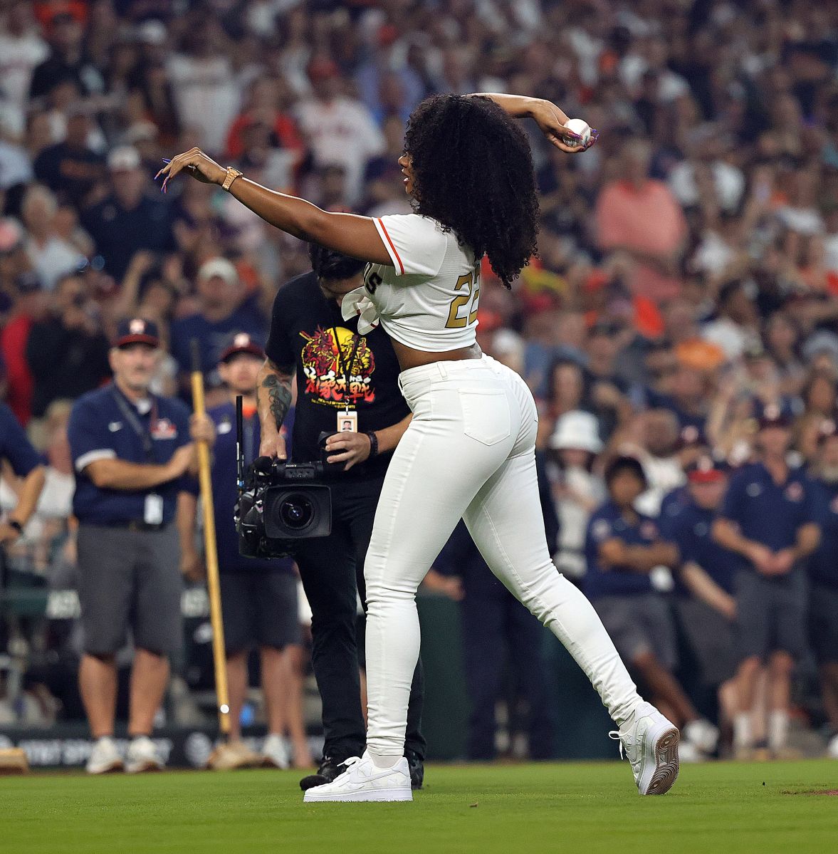Indiscreto abrazo entre la rapera Megan Thee Stallion y jugador de los ...