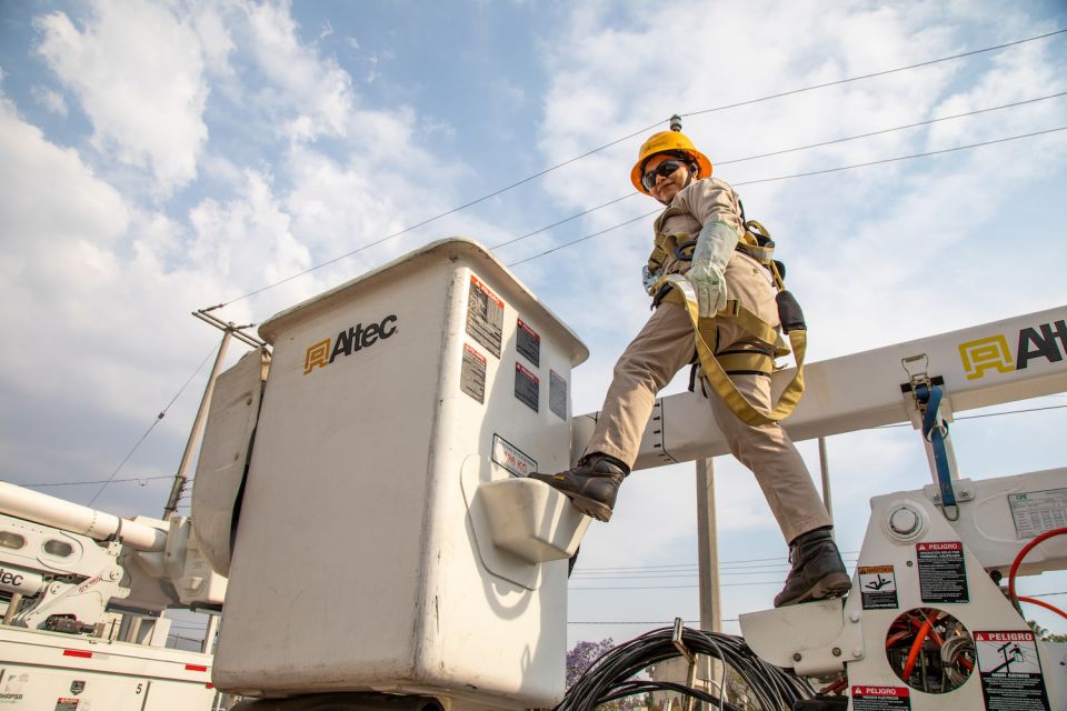 Las mujeres electricistas que dan luz a México - La Opinión