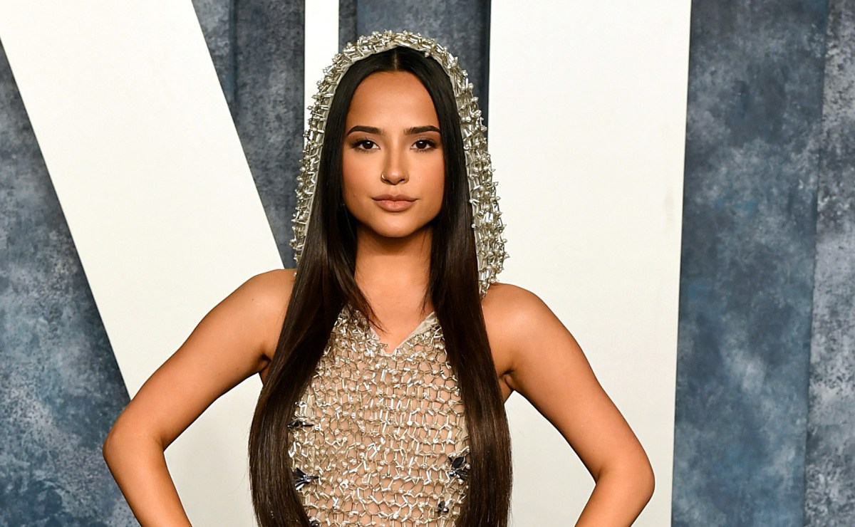 Usando biker shorts negros Becky G se muestra entrenando en el gimnasio ...