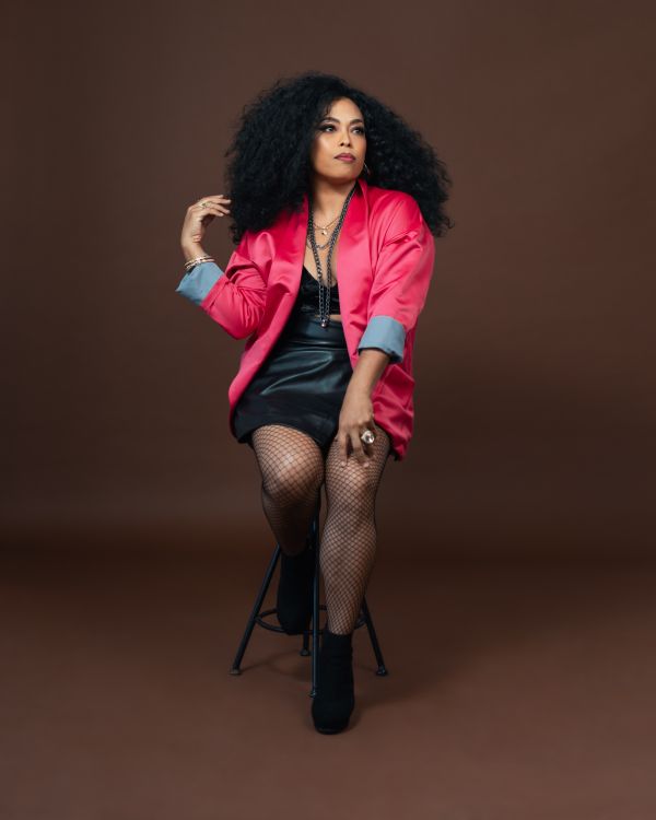 Mireya Ramos presume su lado caribeño - La Opinión