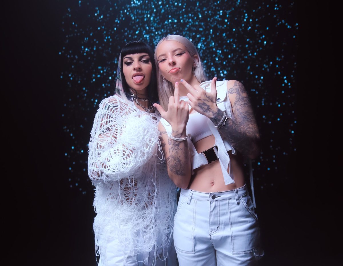 Cazzu elevó la temperatura con Young Miko en el nuevo videoclip "Brinca ...