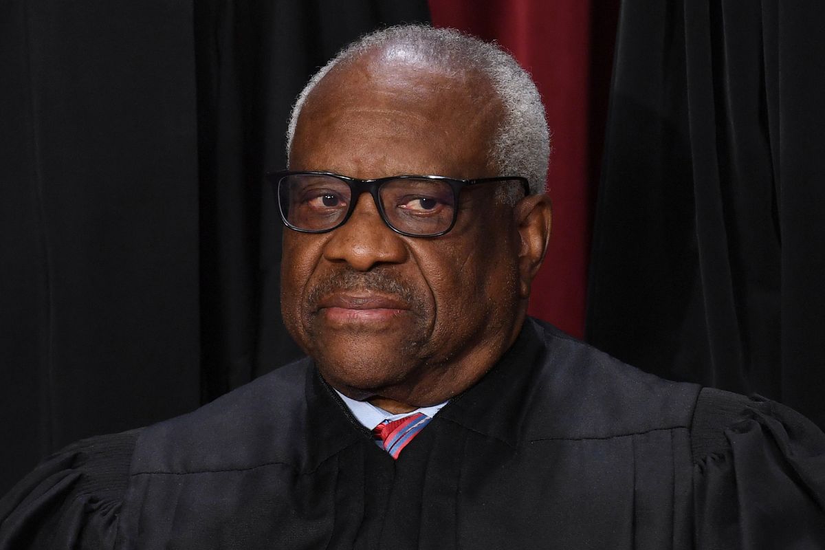 Clarence Thomas dice que no tenía que informar sobre sus viajes en ...