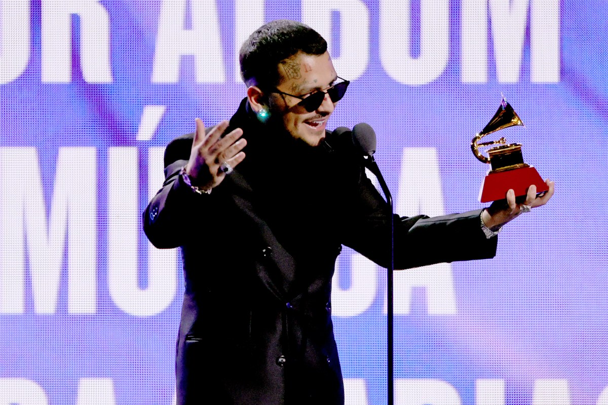 Christian Nodal muestra sus dotes como boxeador y anuncia que será ...