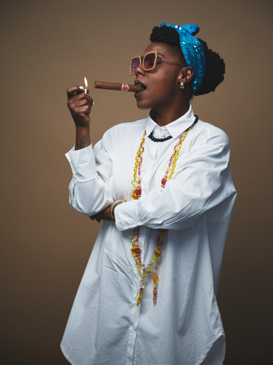 La Dame Blanche empodera a la mujer con sus canciones - La Opinión